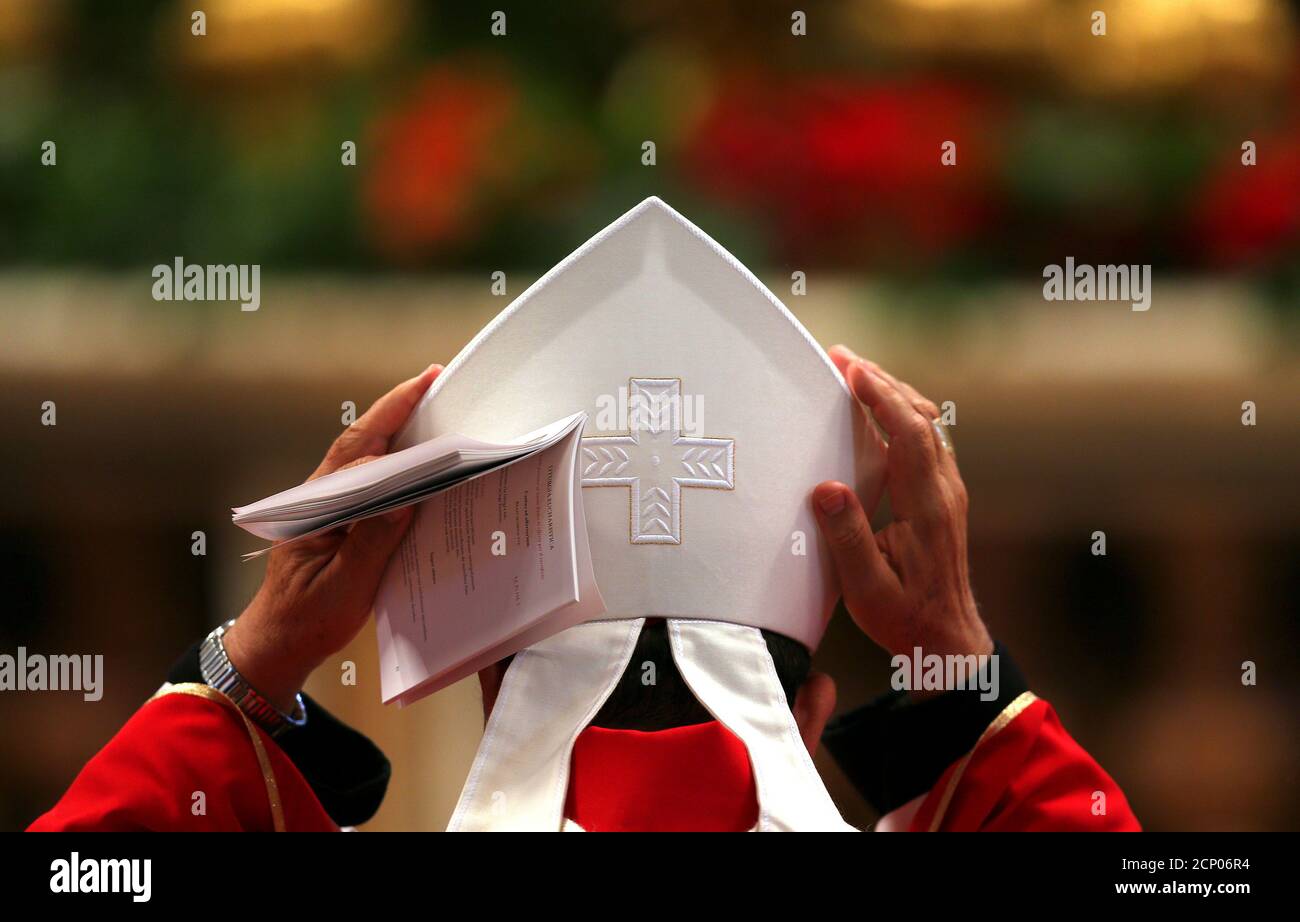 Archbishop mitre hi-res stock photography and images - Alamy