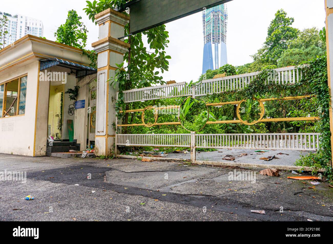 Checkpoint metal gate green hi-res stock photography and images - Alamy