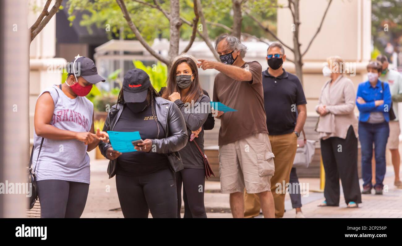 Lining up to vote 2020 hi-res stock photography and images - Alamy