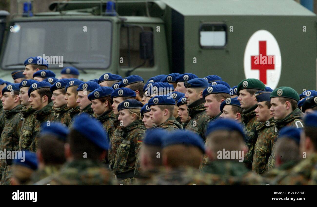 Sfor soldiers hi-res stock photography and images - Alamy