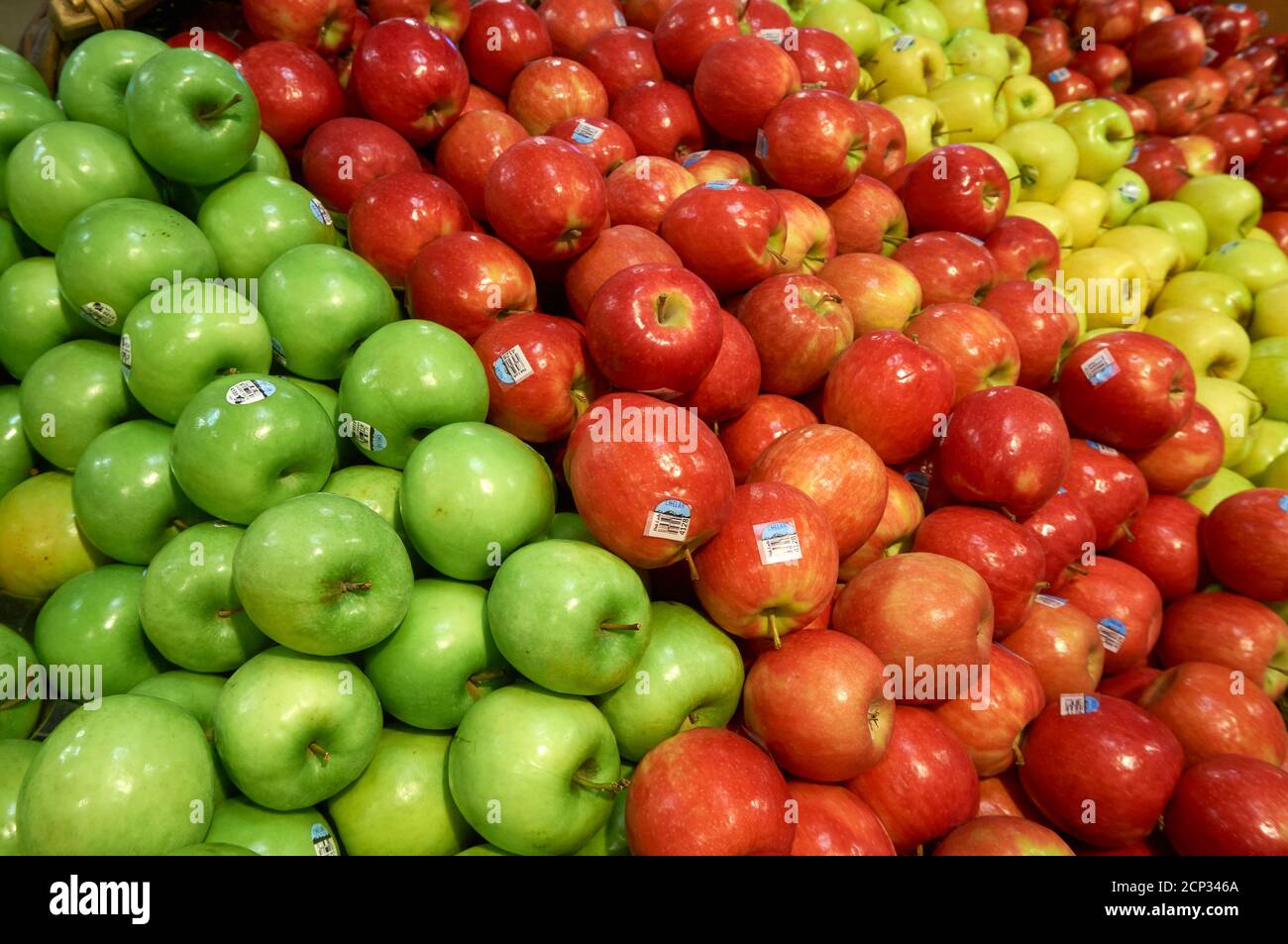 Mullticoloured apples hi-res stock photography and images - Alamy