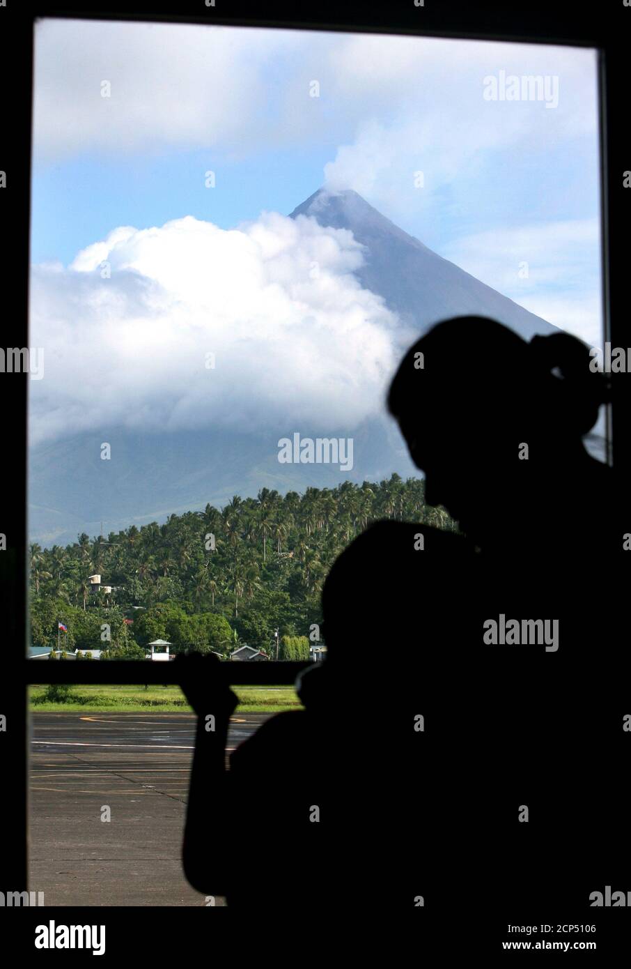 Mayon volcano plane hi-res stock photography and images - Alamy