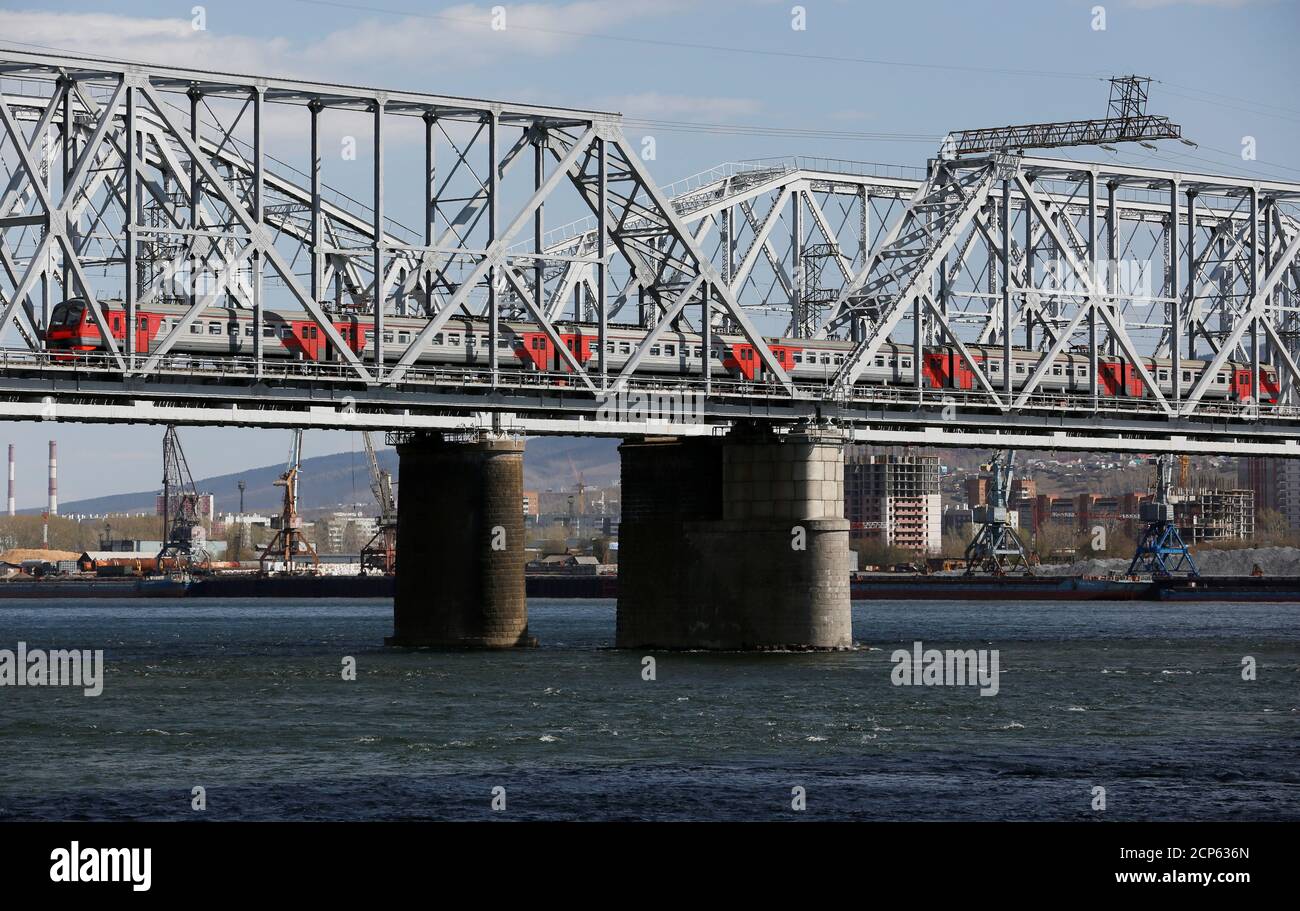 Train moves railway bridge hi-res stock photography and images - Alamy