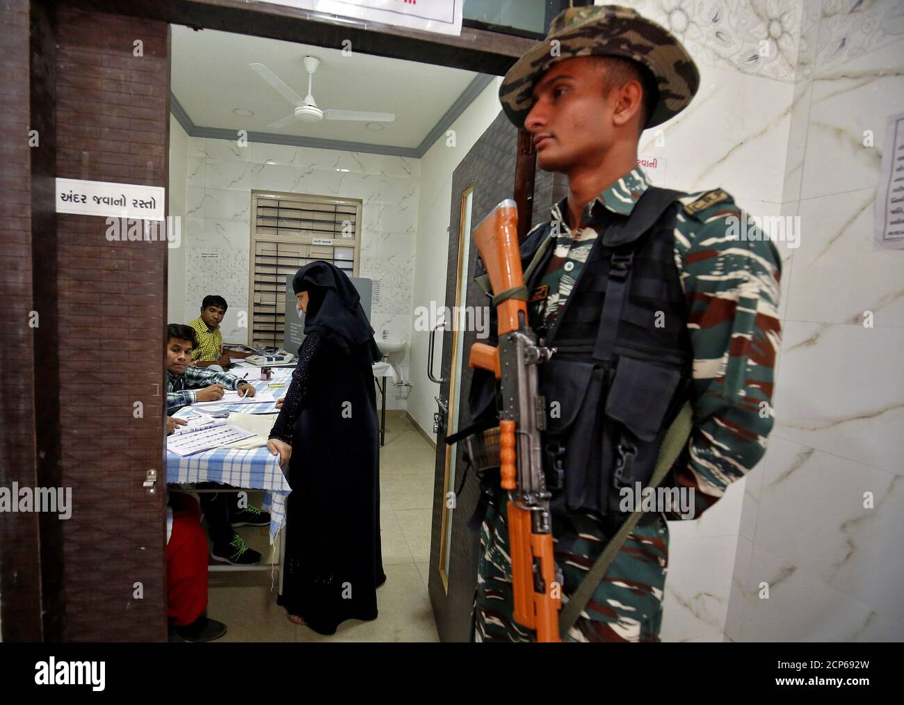 Border security force bsf soldier hi-res stock photography and images ...