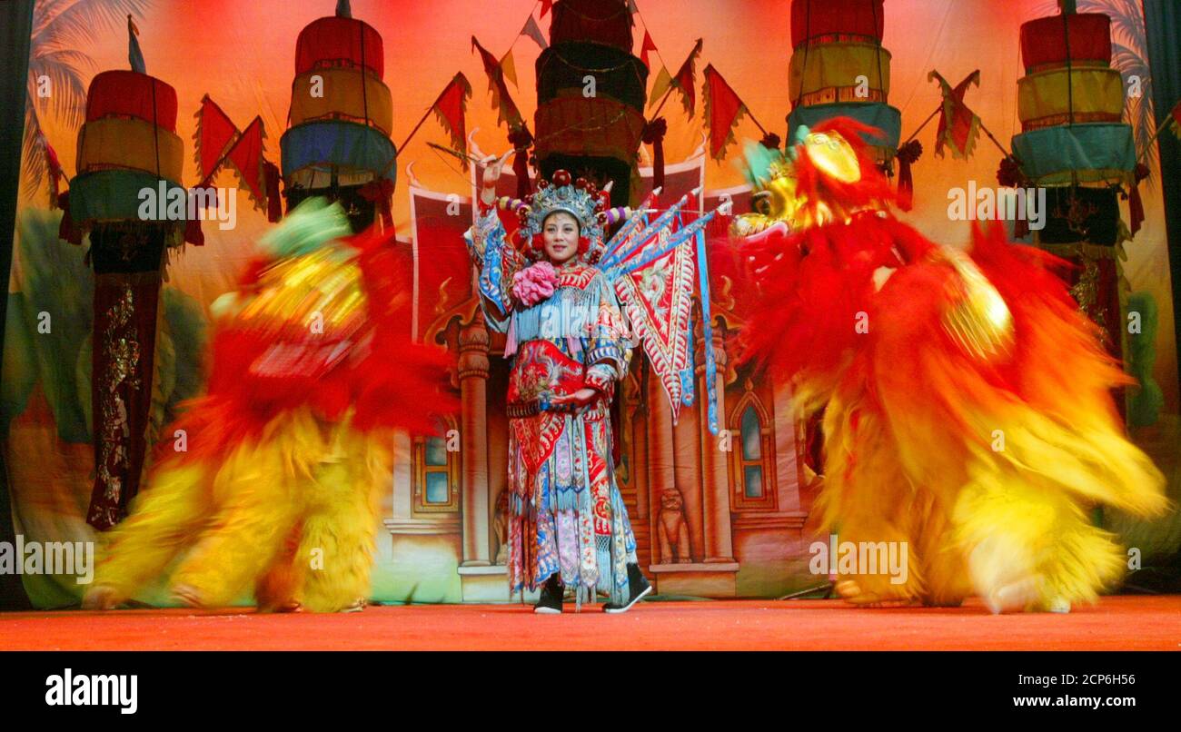 Plate spinning chinese hi-res stock photography and images - Alamy