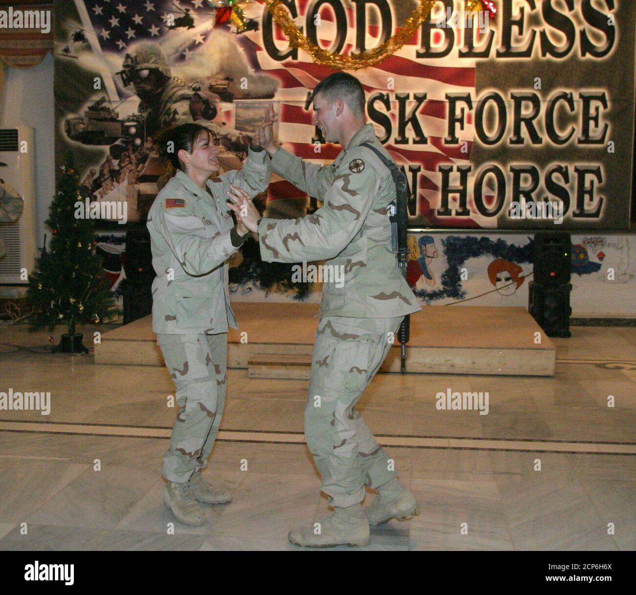 U s army soldiers dance during hi-res stock photography and images - Alamy