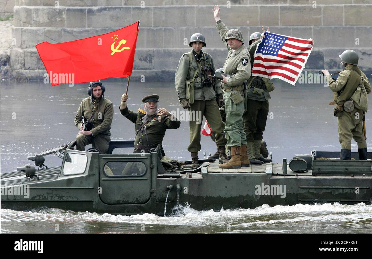 Soviet and american troops hi-res stock photography and images - Alamy