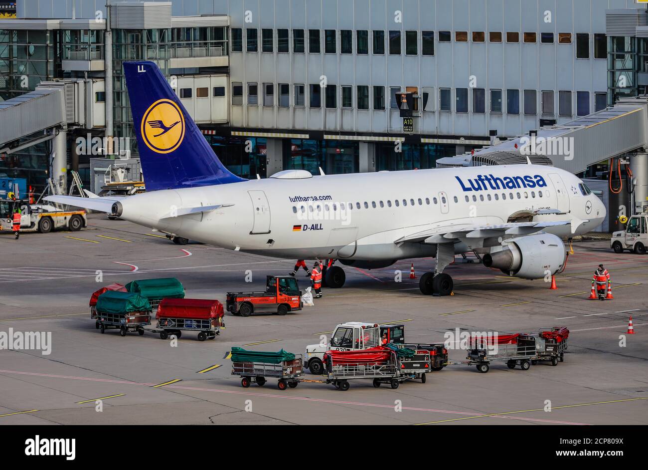 Lufthansa aircraft hi-res stock photography and images - Alamy
