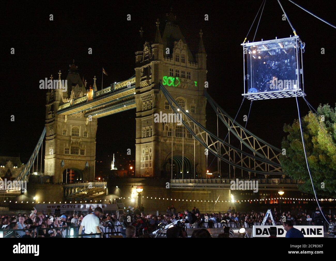 David blaine in glass box hi-res stock photography and images - Alamy