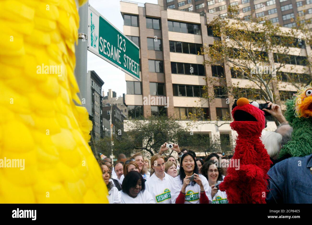 Sesame street sign new york hi-res stock photography and images - Alamy