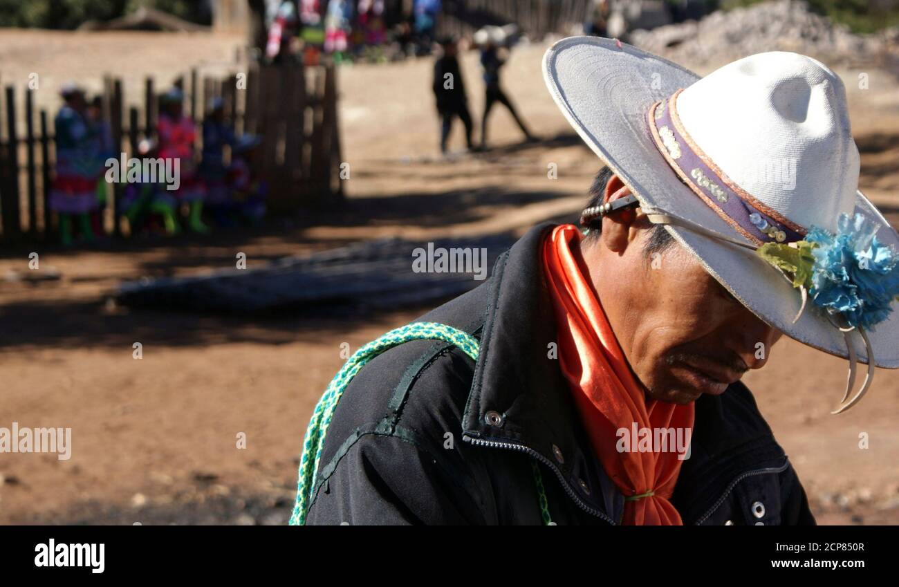 Homeless indian man sleeping on hi-res stock photography and images - Alamy