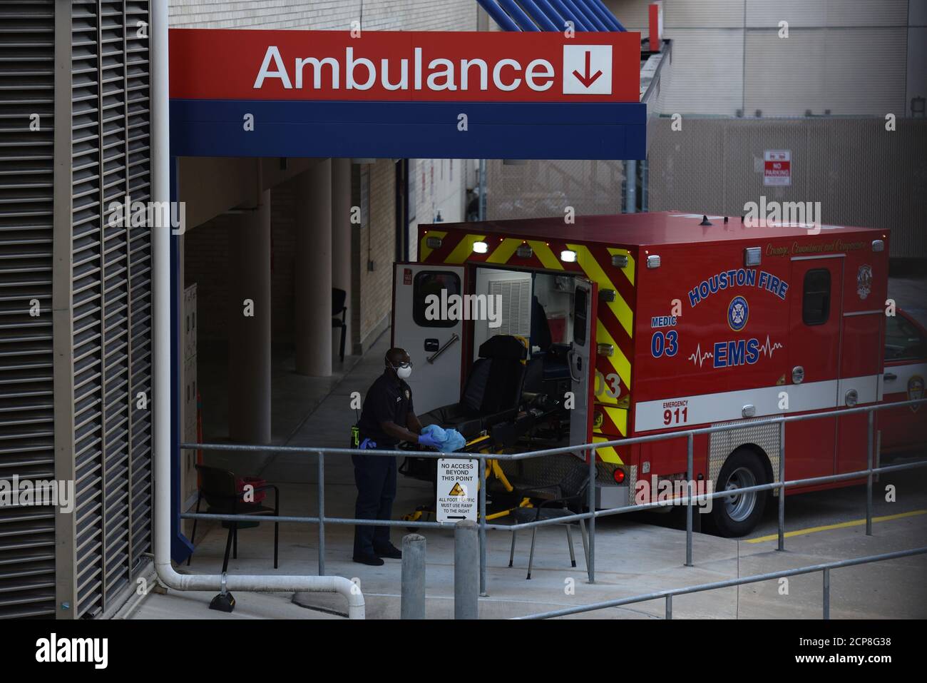 Ambulance hospital entrance stretcher hi-res stock photography and ...