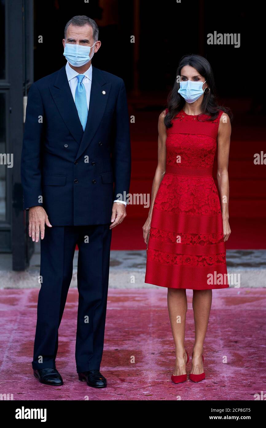 Royals wearing face masks hi-res stock photography and images - Alamy
