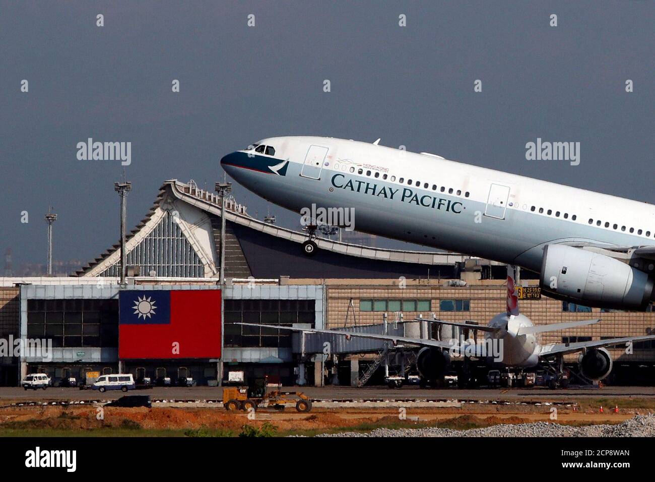 Cathay airbus a330 300 hi-res stock photography and images - Alamy
