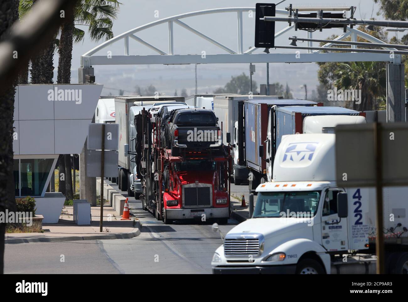Border inspection usa trucks hi-res stock photography and images - Alamy