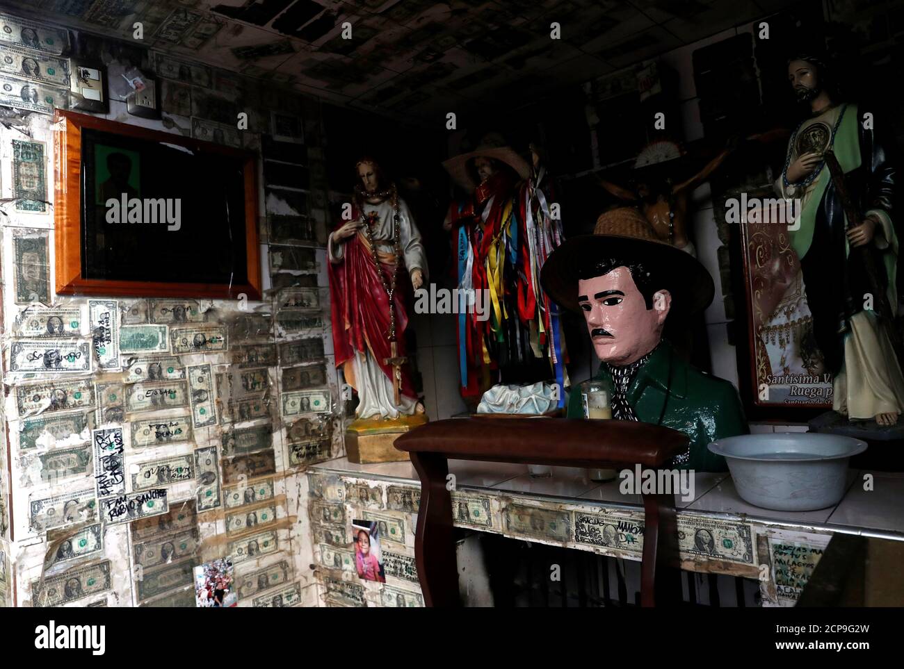 Jesus malverde statue hi-res stock photography and images - Alamy