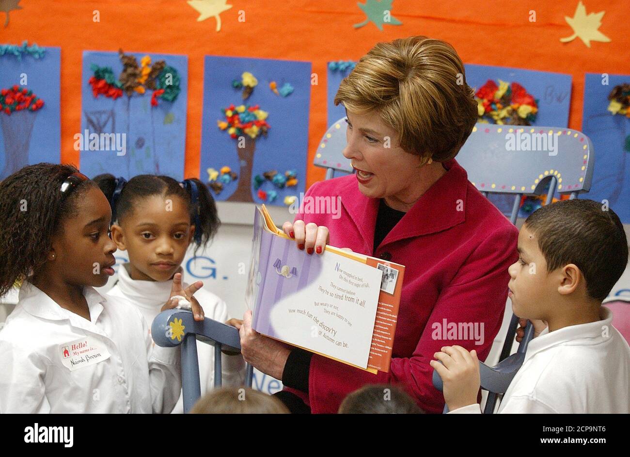 Class president bush reading hi-res stock photography and images - Alamy