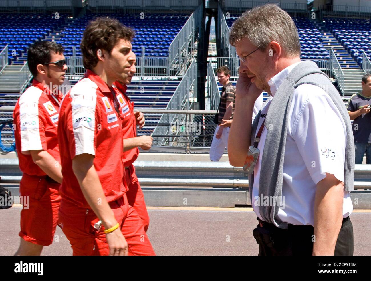 Ferrari f1 pit crew 2009 hi-res stock photography and images - Alamy