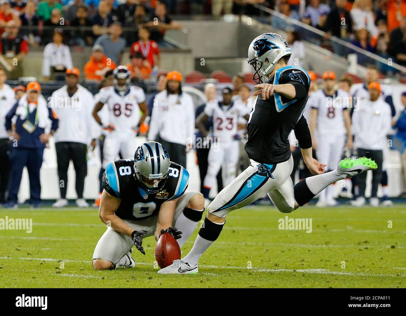Field goal attempt hi-res stock photography and images - Alamy