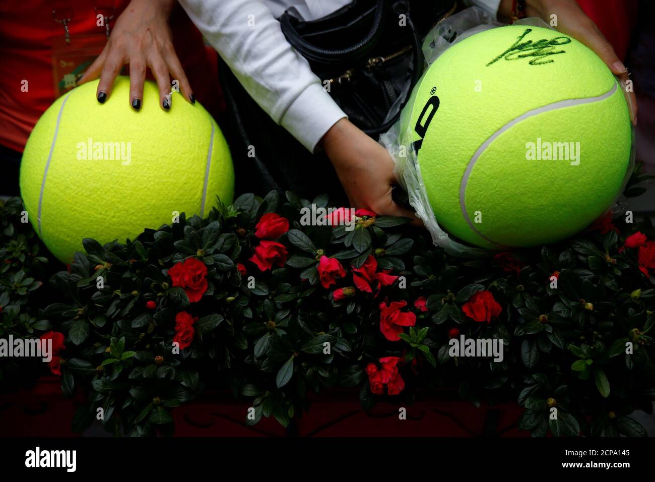 Giant tennis balls hi-res stock photography and images - Alamy