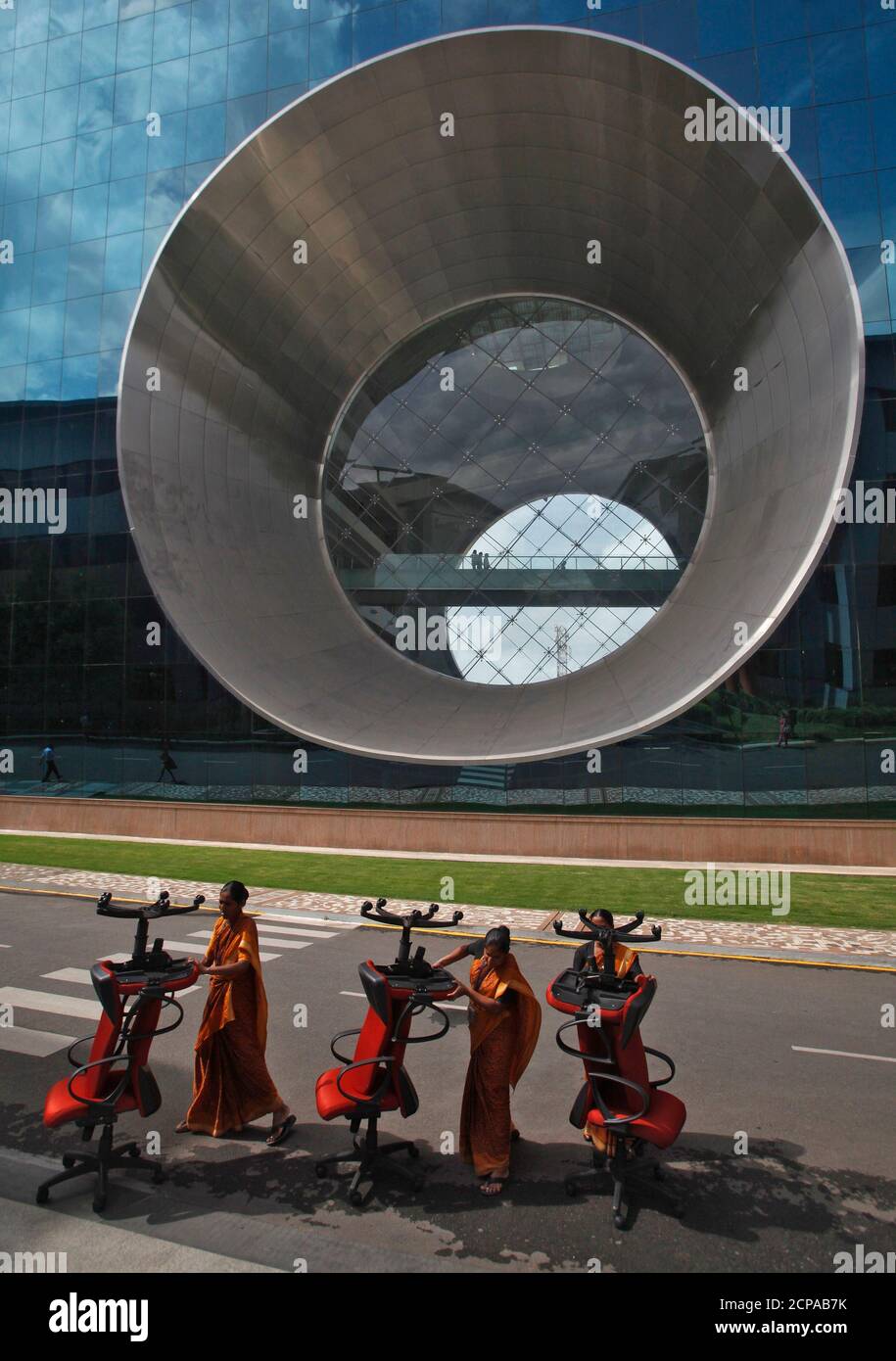 India employees infosys hi-res stock photography and images - Alamy