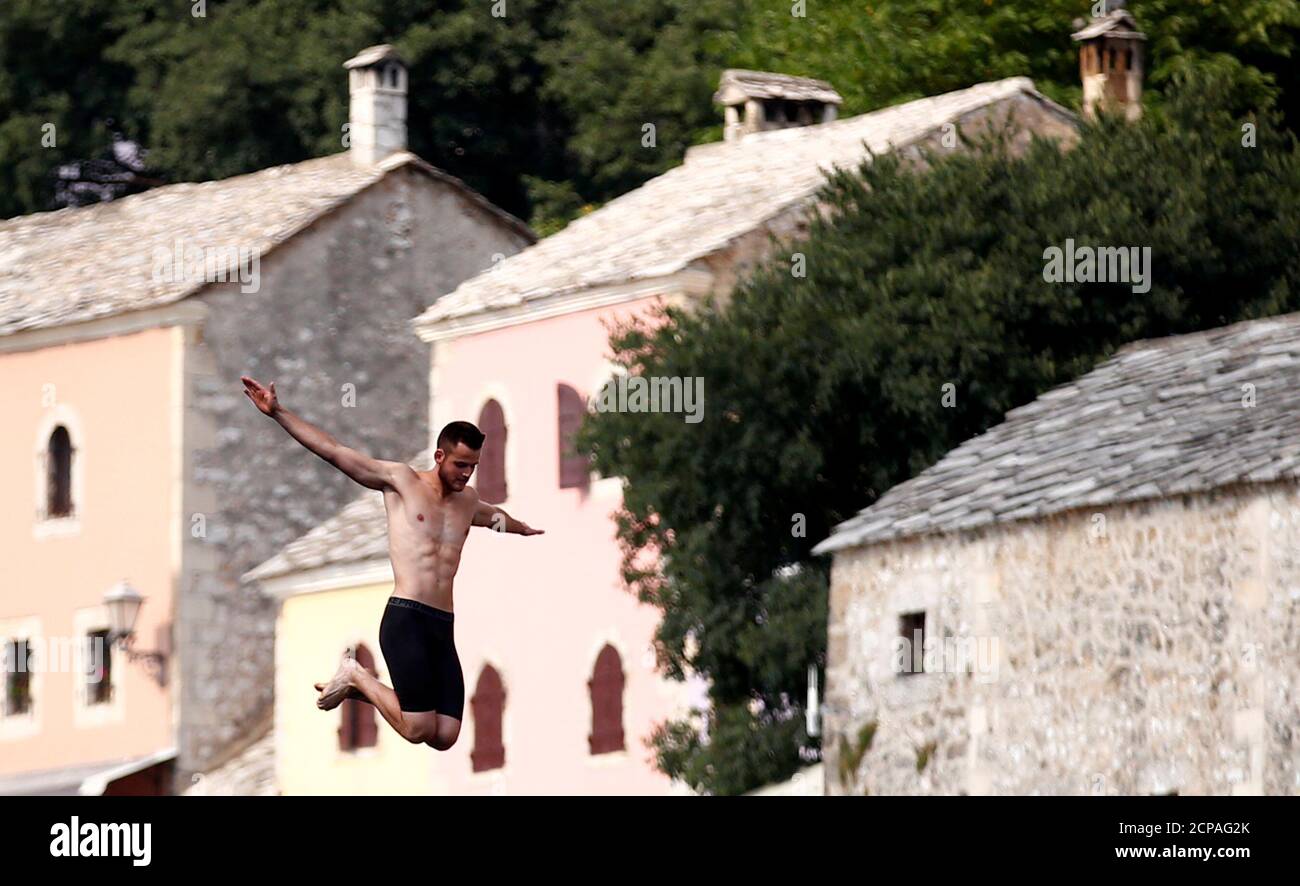 Bridge diving hi-res stock photography and images - Alamy