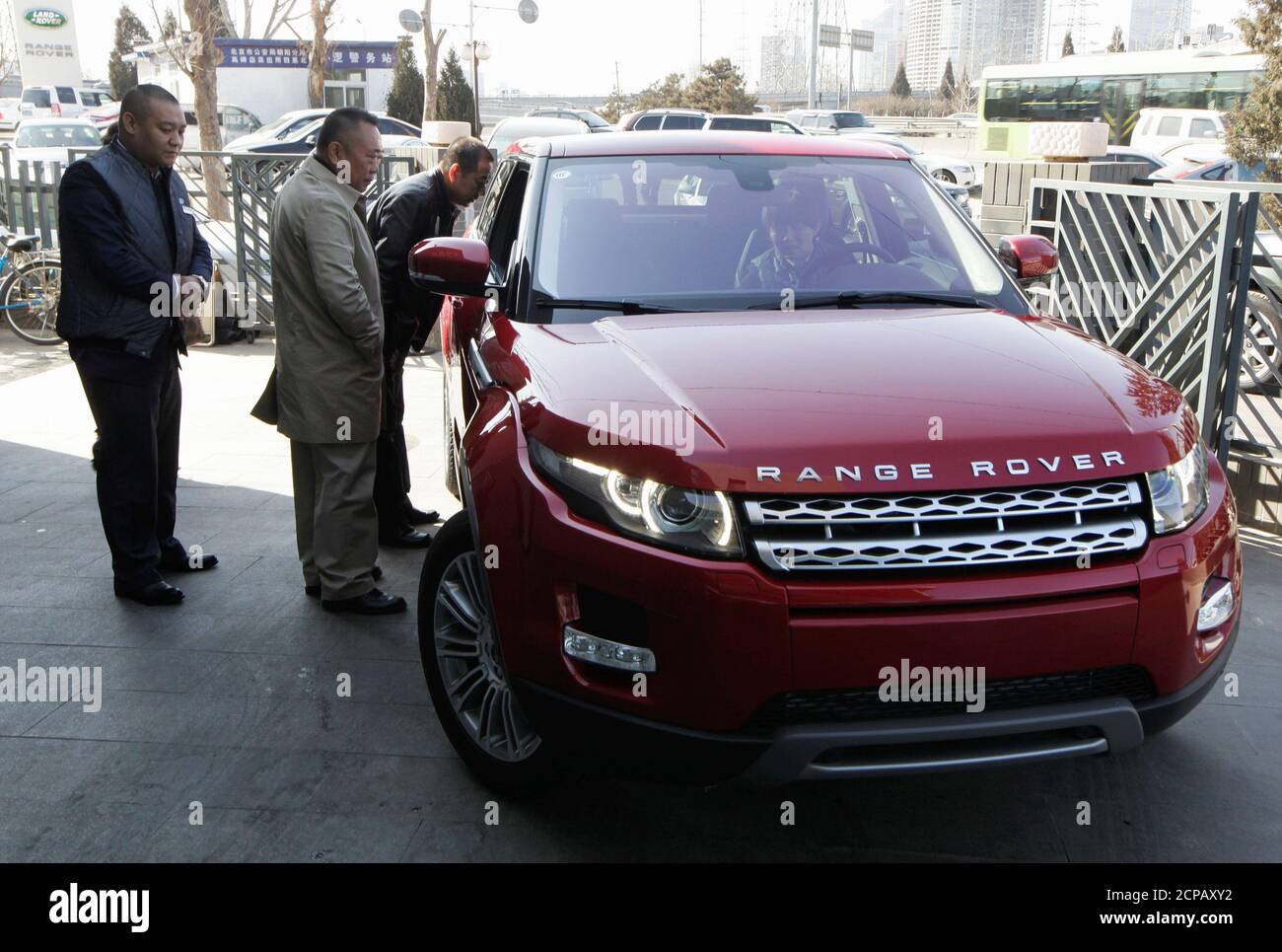 Jaguar range rover dealership hi-res stock photography and images - Alamy