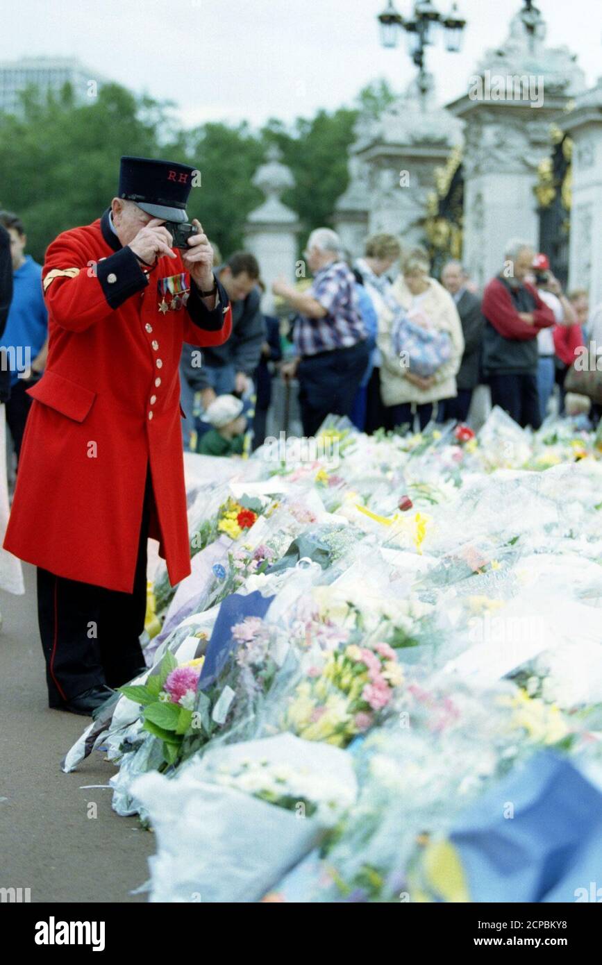 Dodi Al Fayed Funeral High Resolution Stock Photography and Images - Alamy
