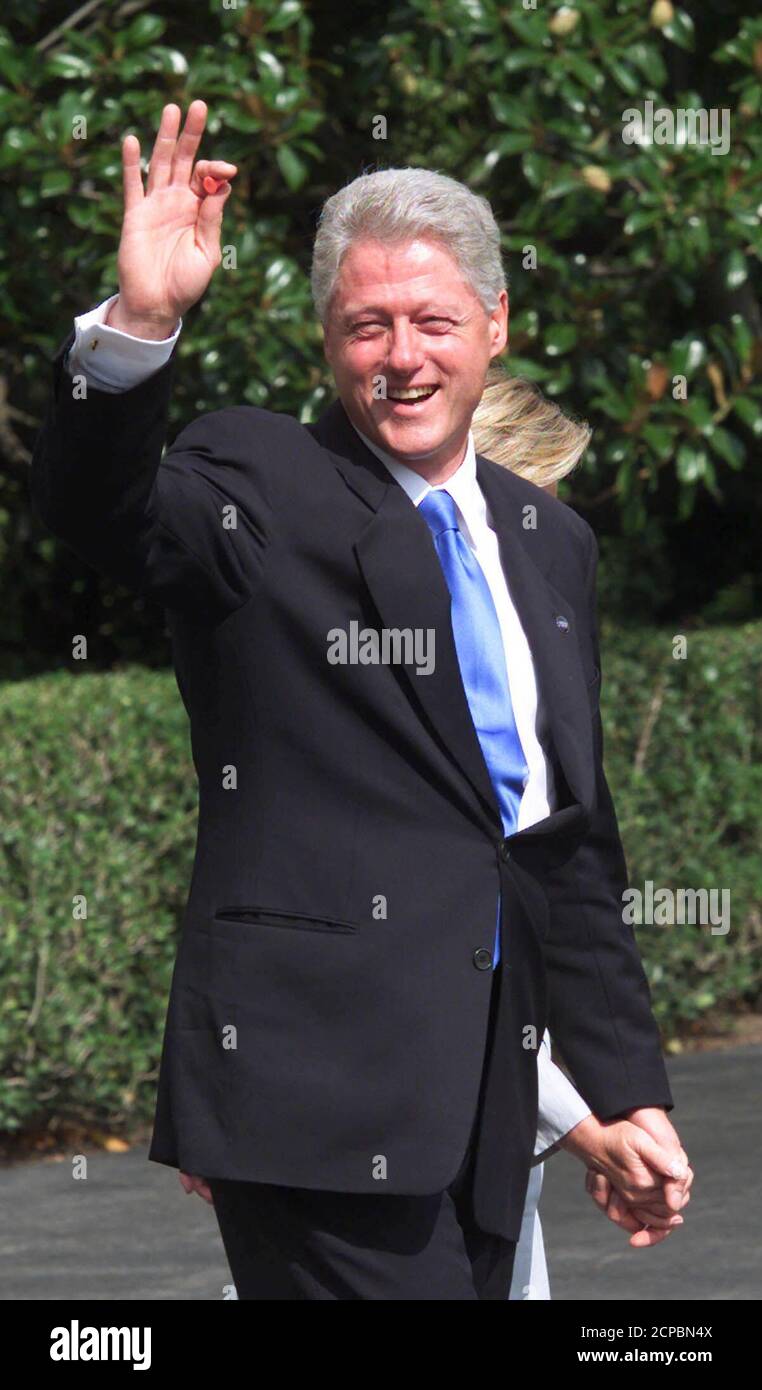 Hillary and bill clinton walking hi-res stock photography and images ...