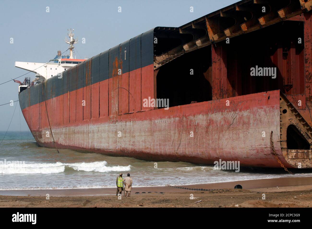Shipbreaking pakistan hi-res stock photography and images - Alamy