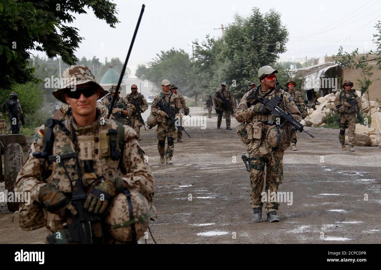 Qrf soldiers hi-res stock photography and images - Alamy