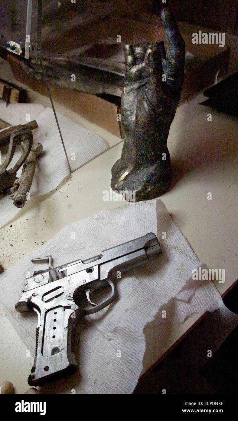 Police officers gun hi-res stock photography and images - Alamy