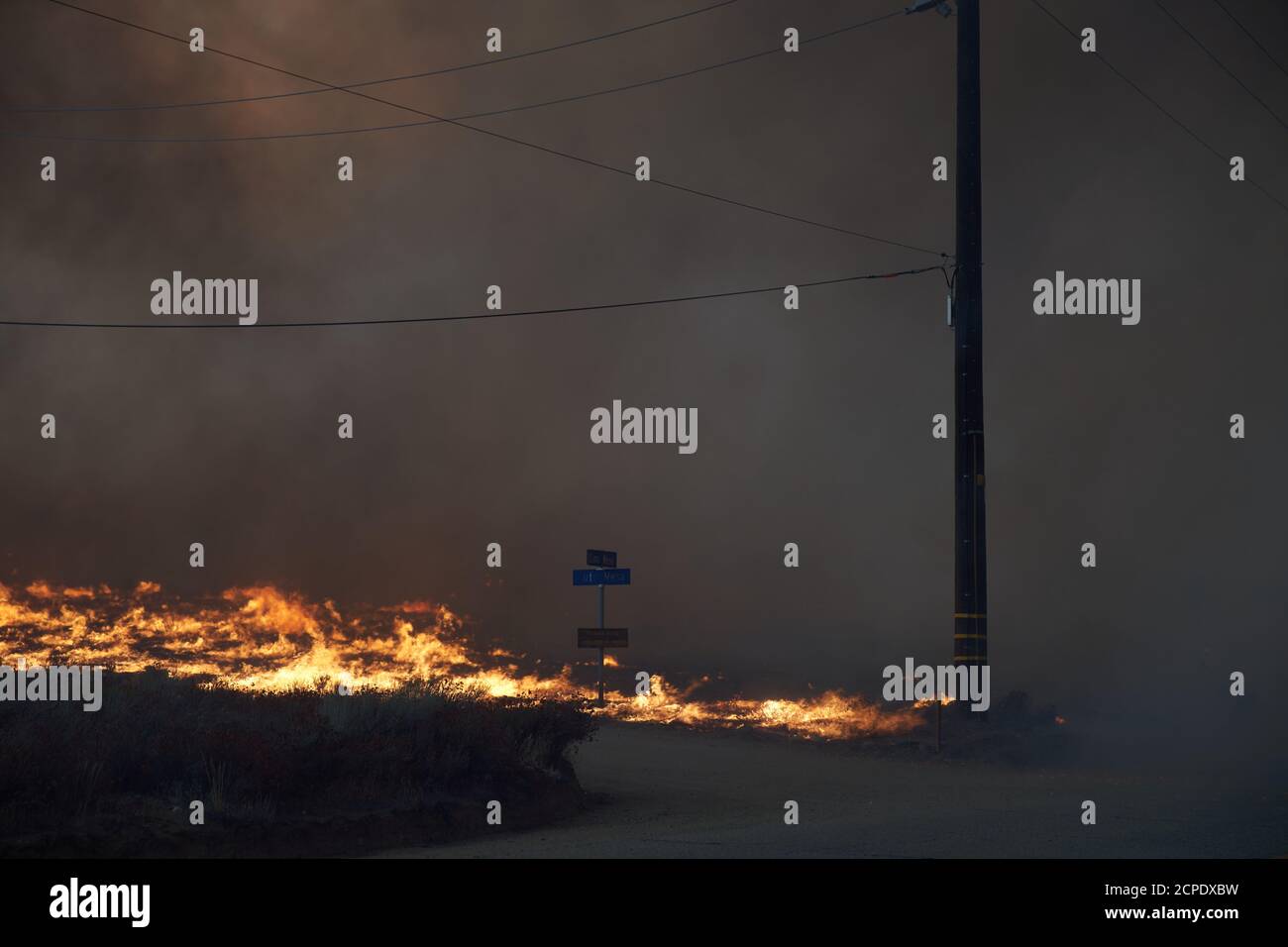 Juniper Hills, California, U.S.A. 24th Jan, 2019. Fire spreads along ...
