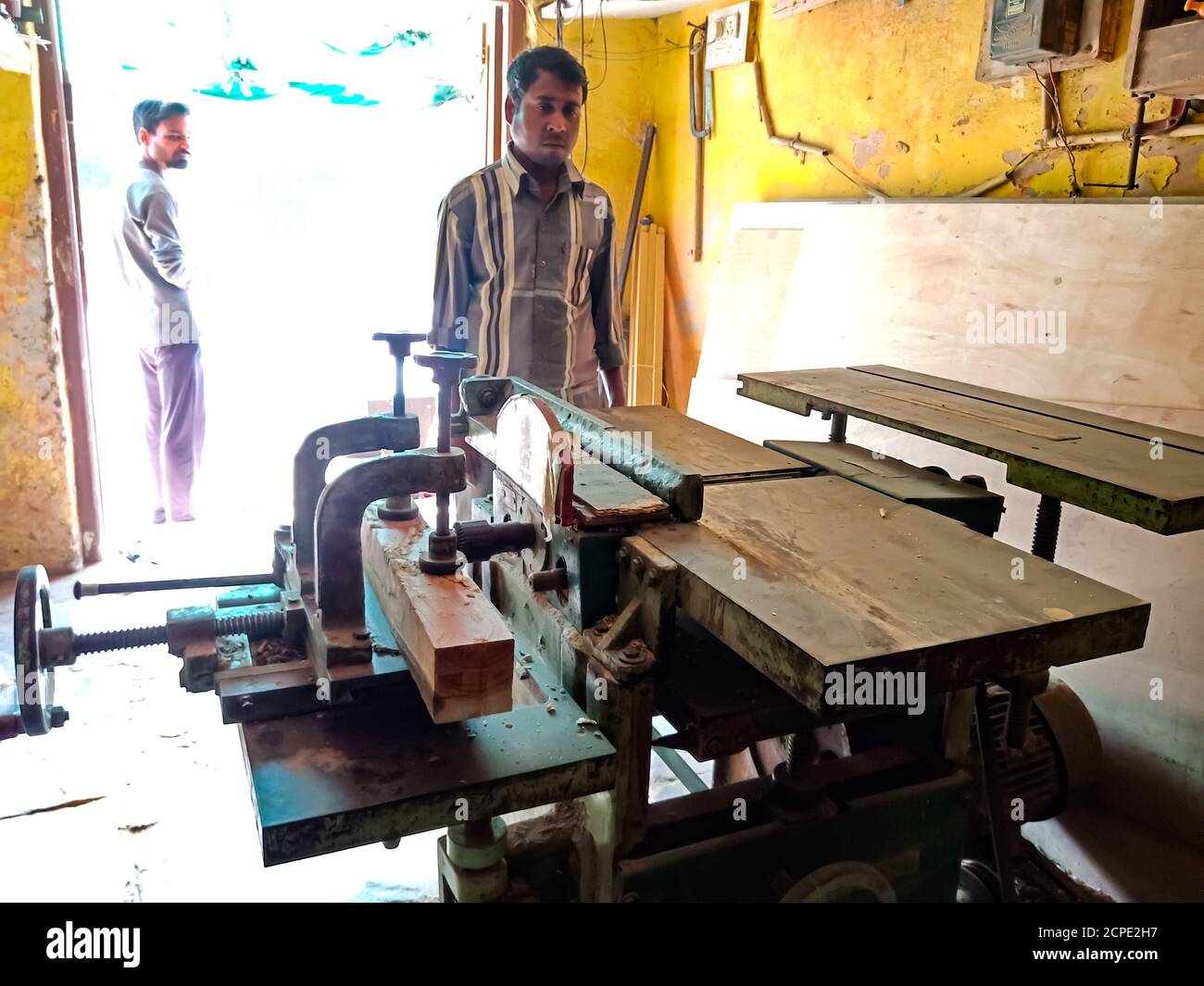 Tree trunk chopping board hi-res stock photography and images - Alamy
