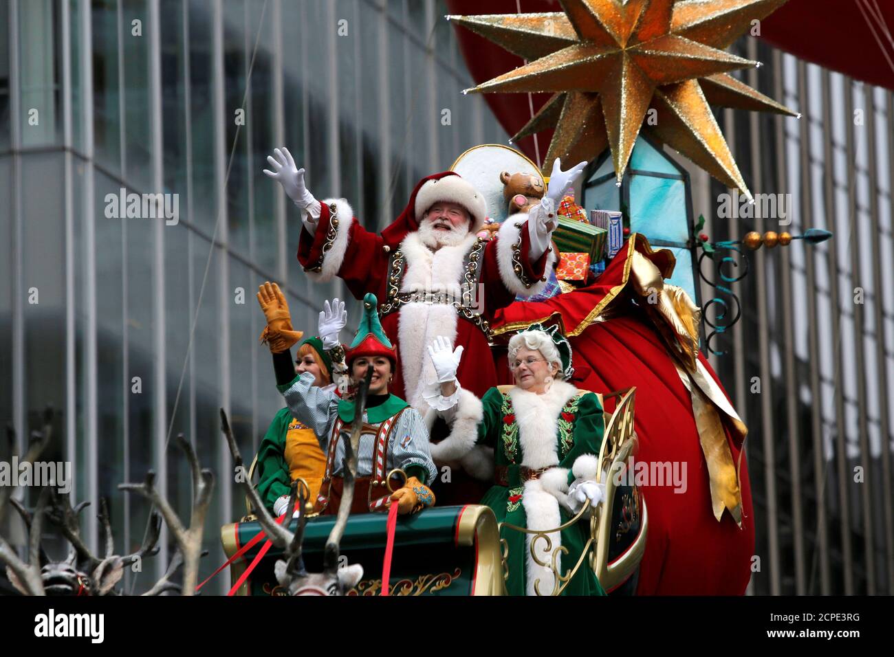 Macys day parade santa hi-res stock photography and images - Alamy