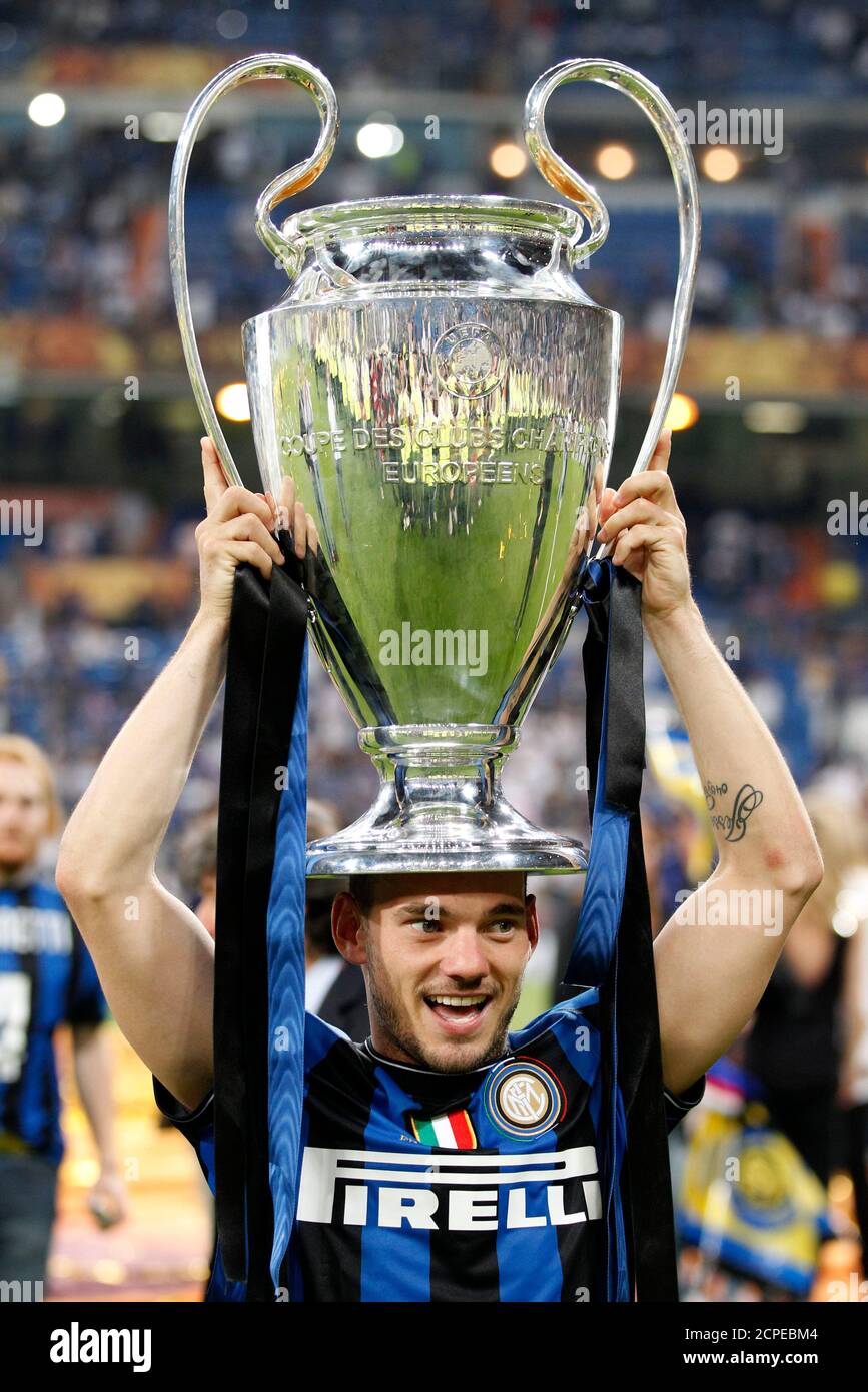Sneijder inter trophy hi-res stock photography and images - Alamy