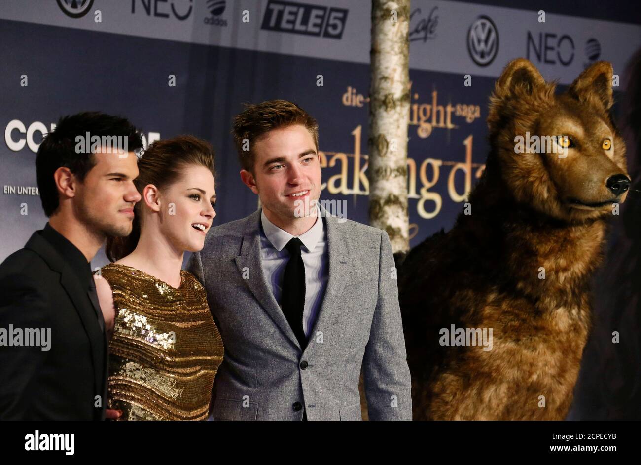 Kristen stewart cast twilight saga hi-res stock photography and images ...