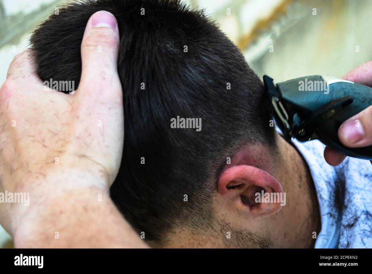 Barber hand cutting hair boy barber hi-res stock photography and images ...
