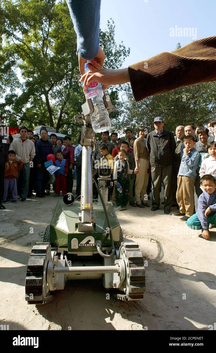 Bomb disposal unit robot hi-res stock photography and images - Alamy