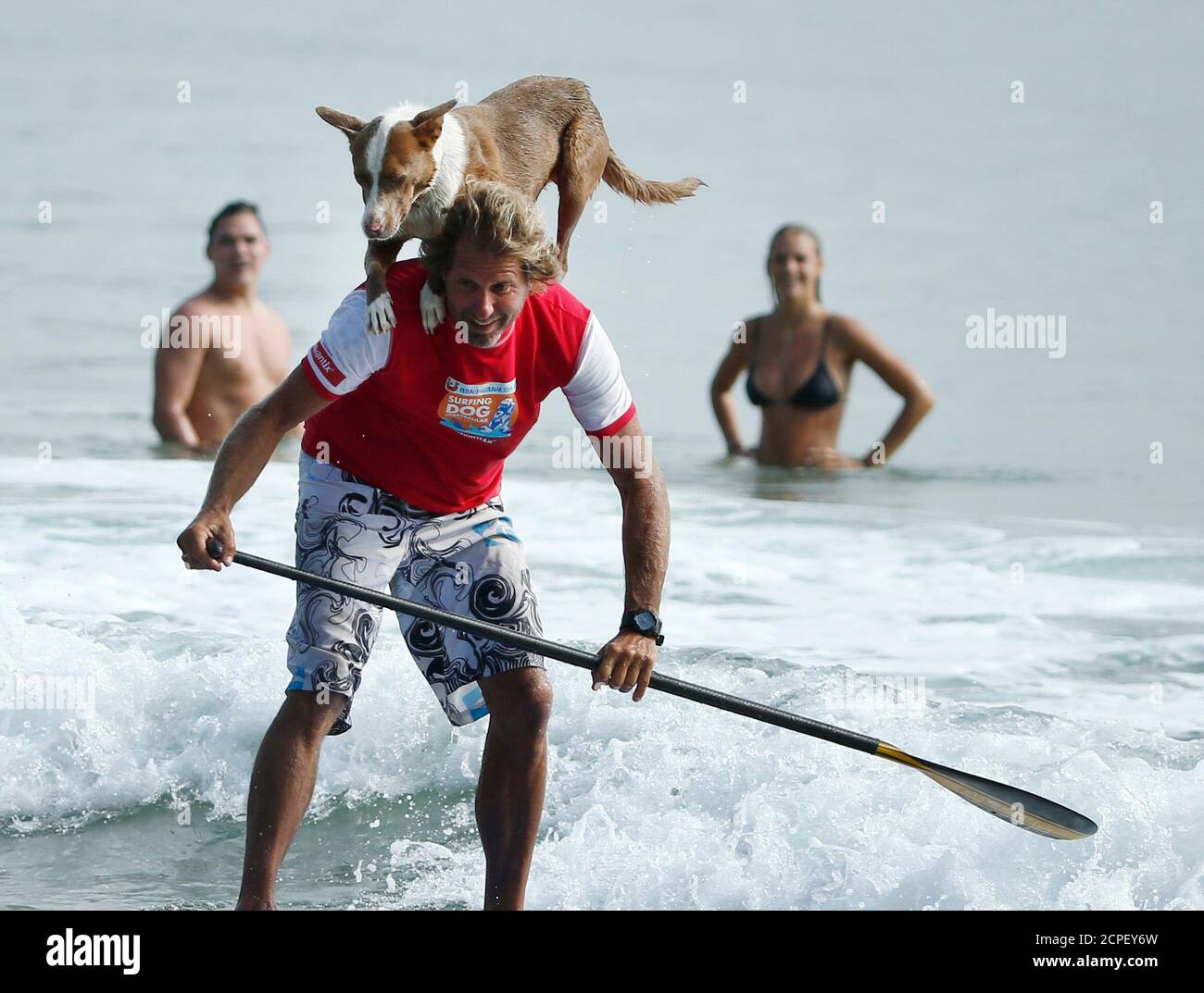 Shoulder rides hi-res stock photography and images - Alamy