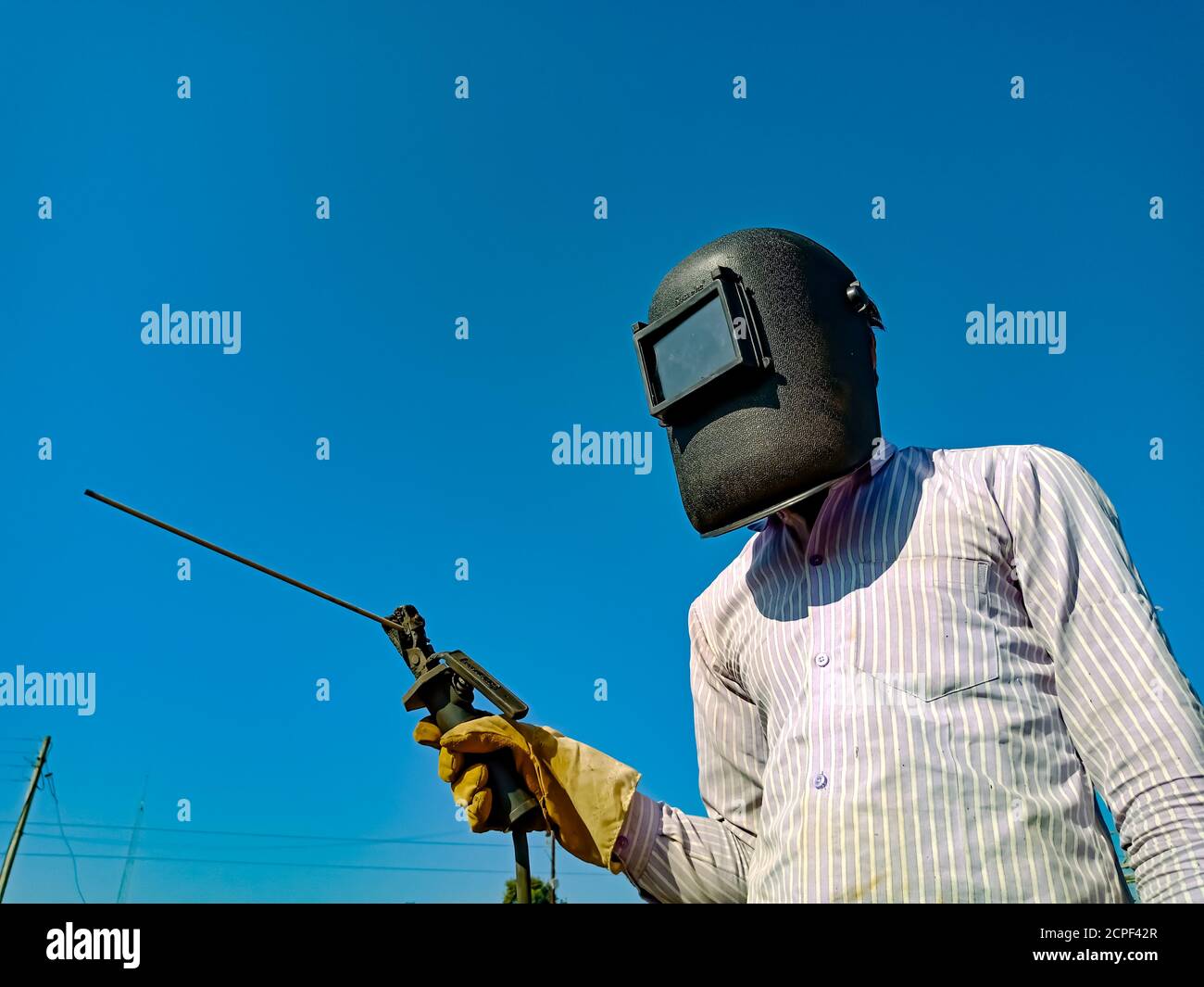 DISTRICT KATNI, INDIA - JANUARY 17, 2020: An indian mechanical worker ...