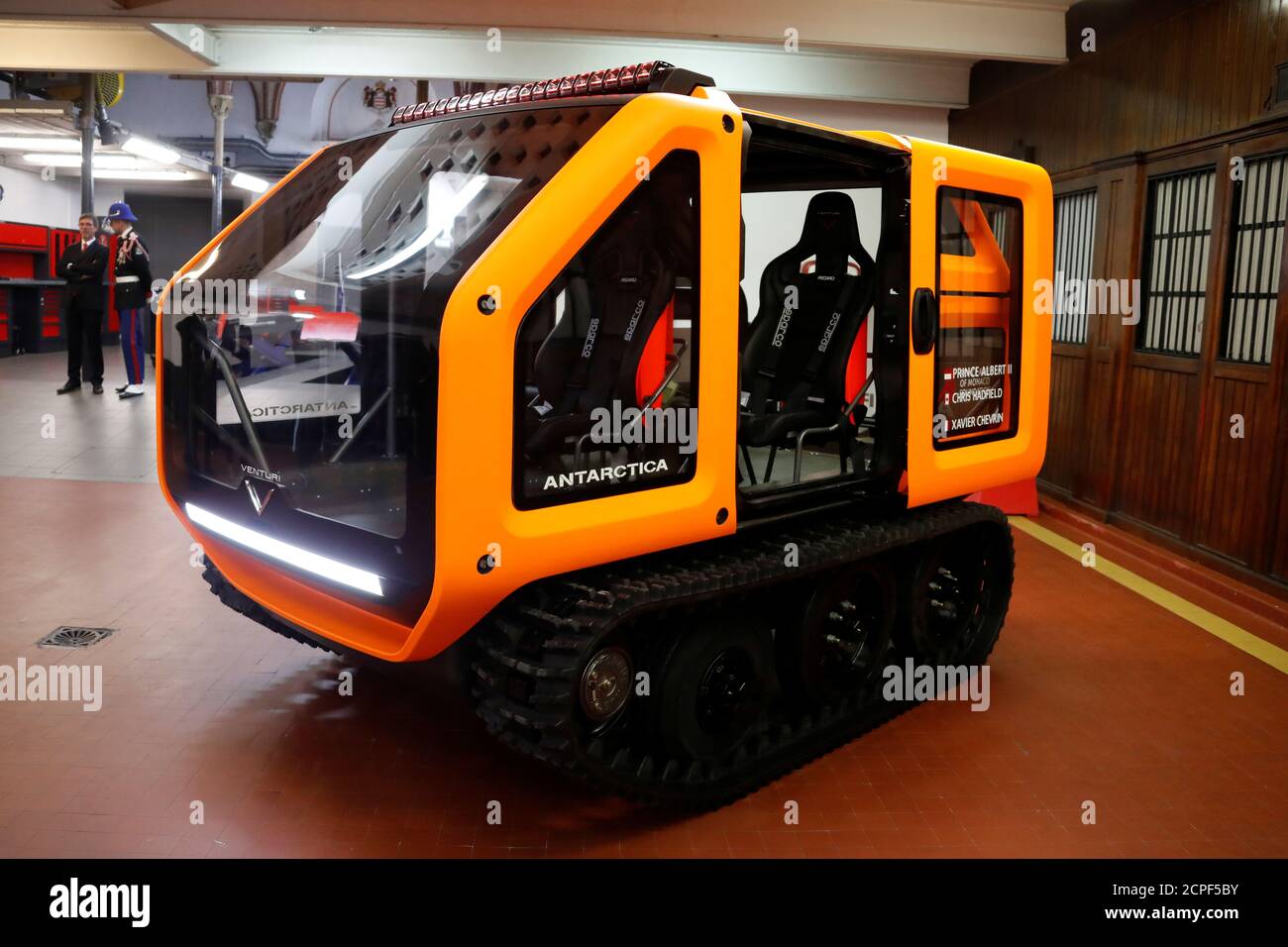 Antarctica vehicle 2018 hi-res stock photography and images - Alamy