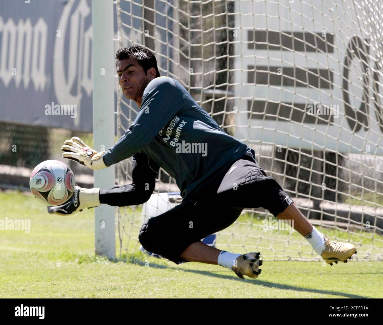 Mexico goalkeeper oswaldo sanchez hi-res stock photography and images ...