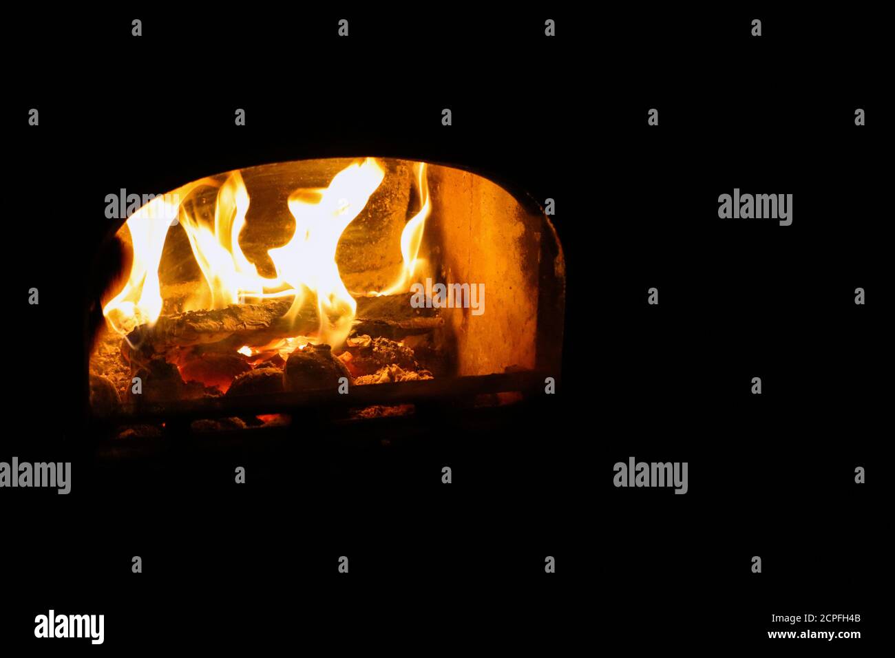 Interior log fire hi-res stock photography and images - Alamy