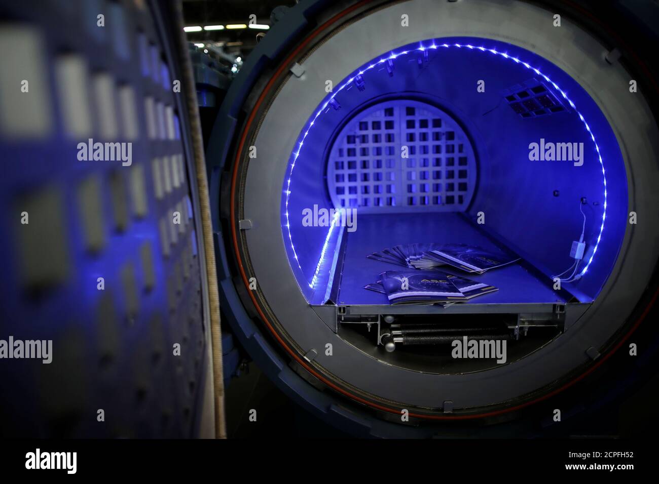 Autoclaves hi-res stock photography and images - Alamy