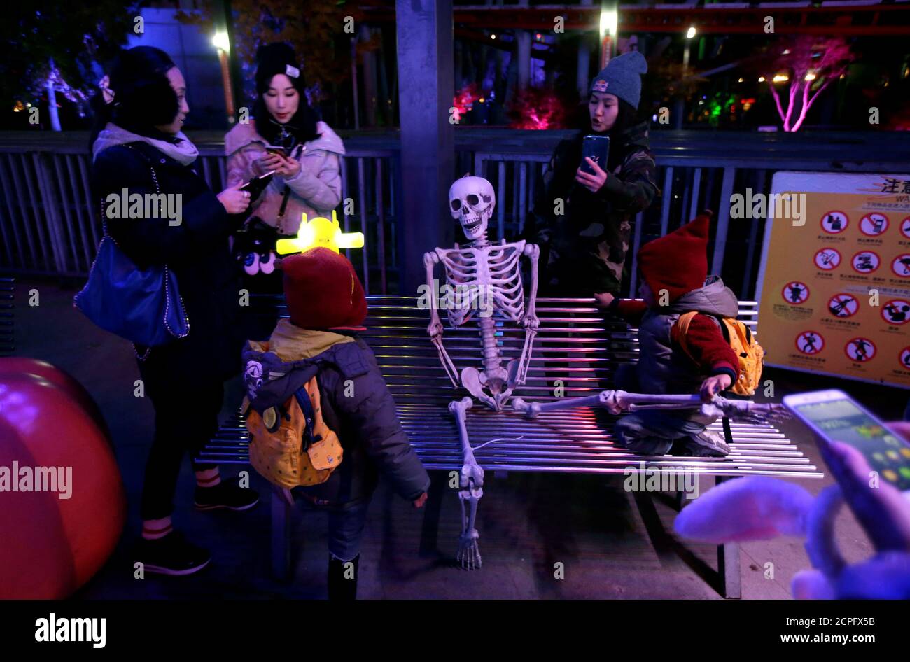 Fake Skeleton High Resolution Stock Photography and Images - Alamy