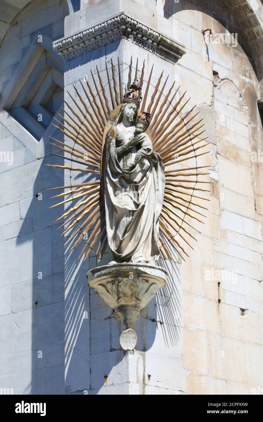 Ancient statue of Madonna on a church of Lucca, Italy Stock Photo - Alamy