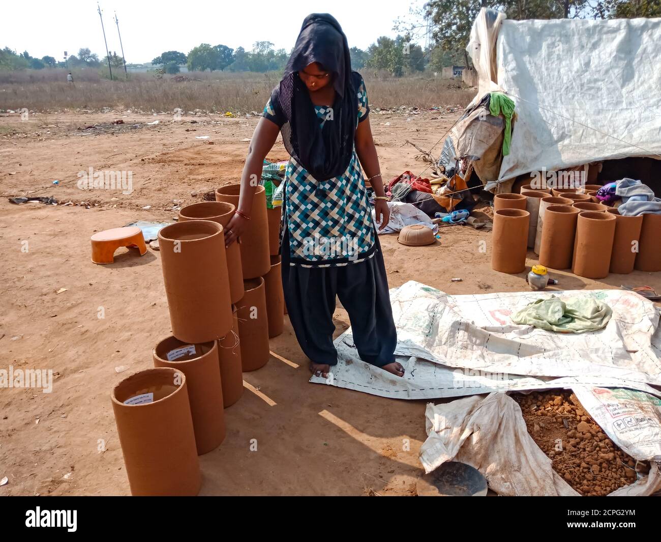 DISTRICT KATNI, INDIA - JANUARY 21, 2020: Indian poor lady artist ...