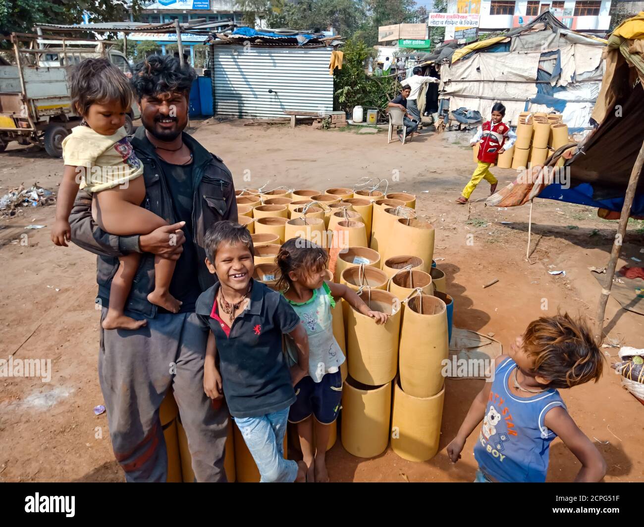 DISTRICT KATNI, INDIA - JANUARY 21, 2020: Indian poor artist standing ...