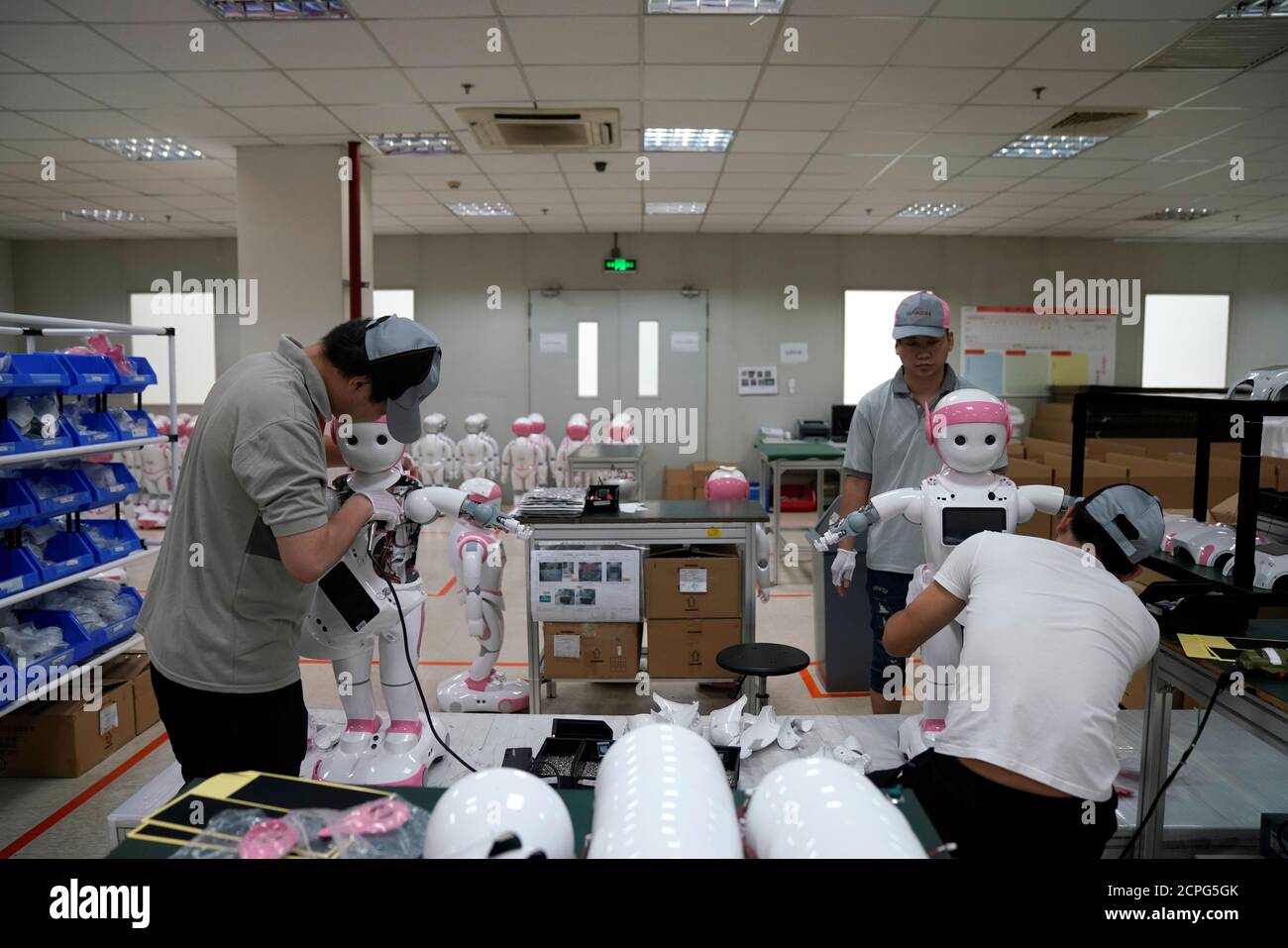 China robots workers hi-res stock photography and images - Alamy